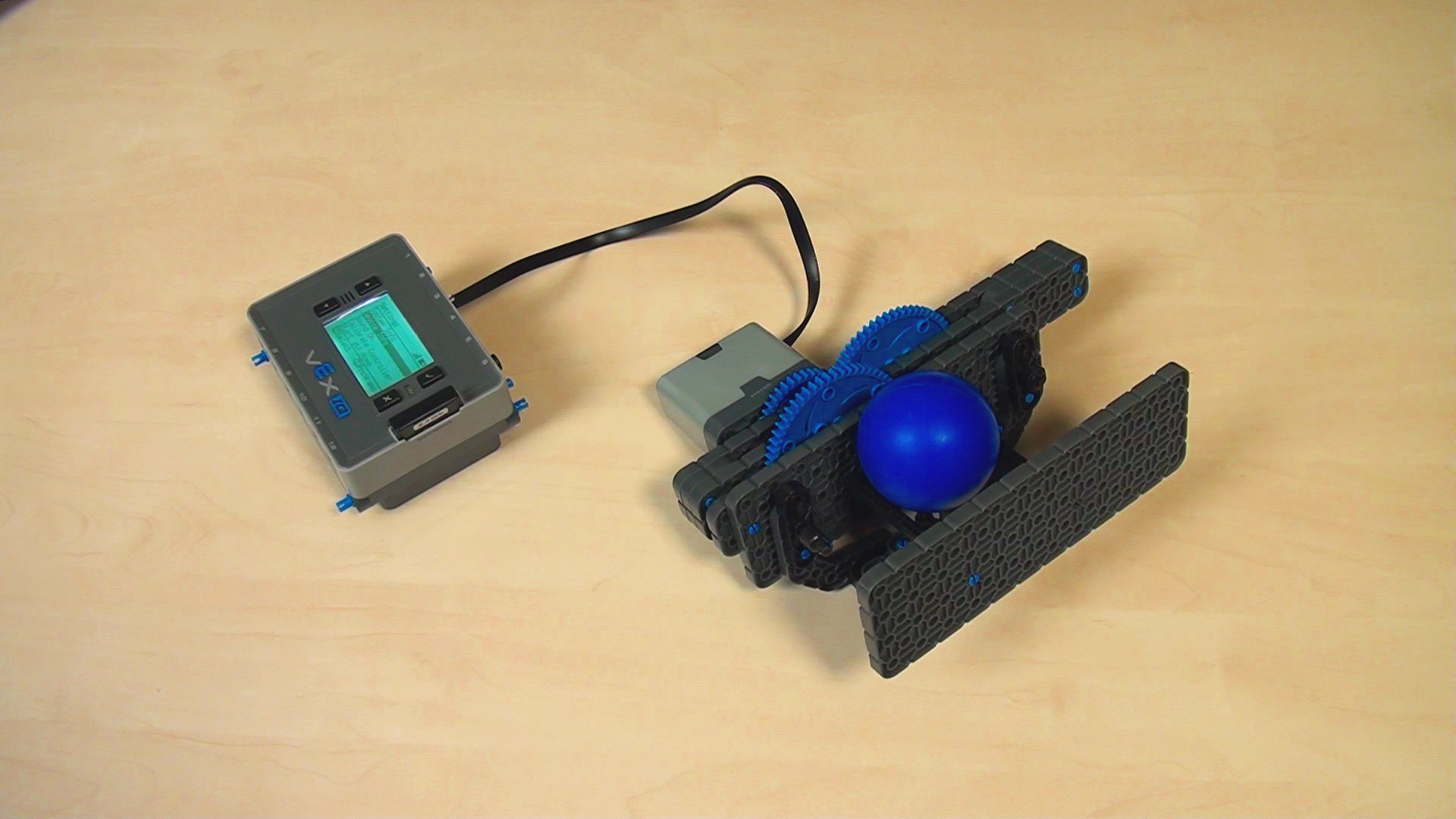 VEX IQ. Throwing a ball by punching it with two levers | FLLCasts